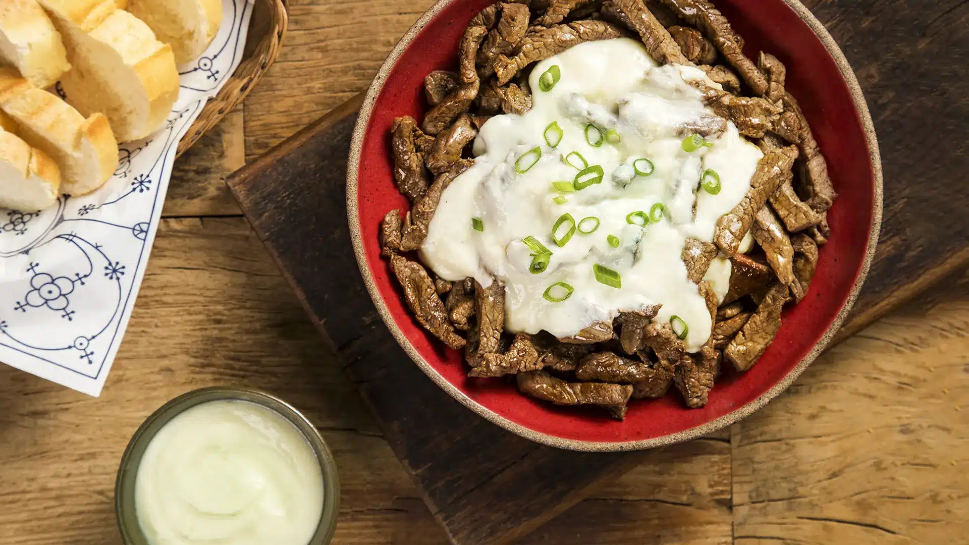 Filé mignon aperitivo ao molho de queijos