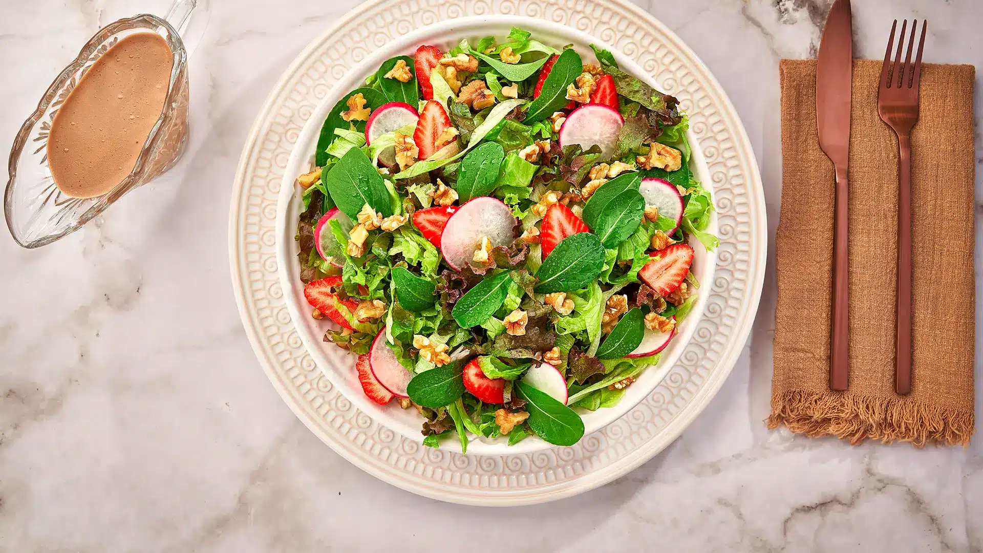 Salada de mix de folhas, morango, nozes e balsâmico